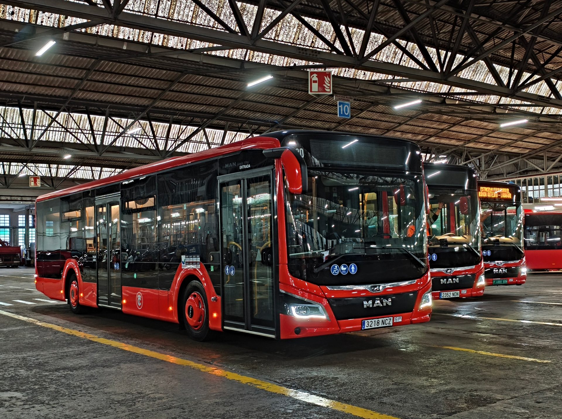 La Compañía de Tranvías moderniza su flota con tres nuevos autobuses ...